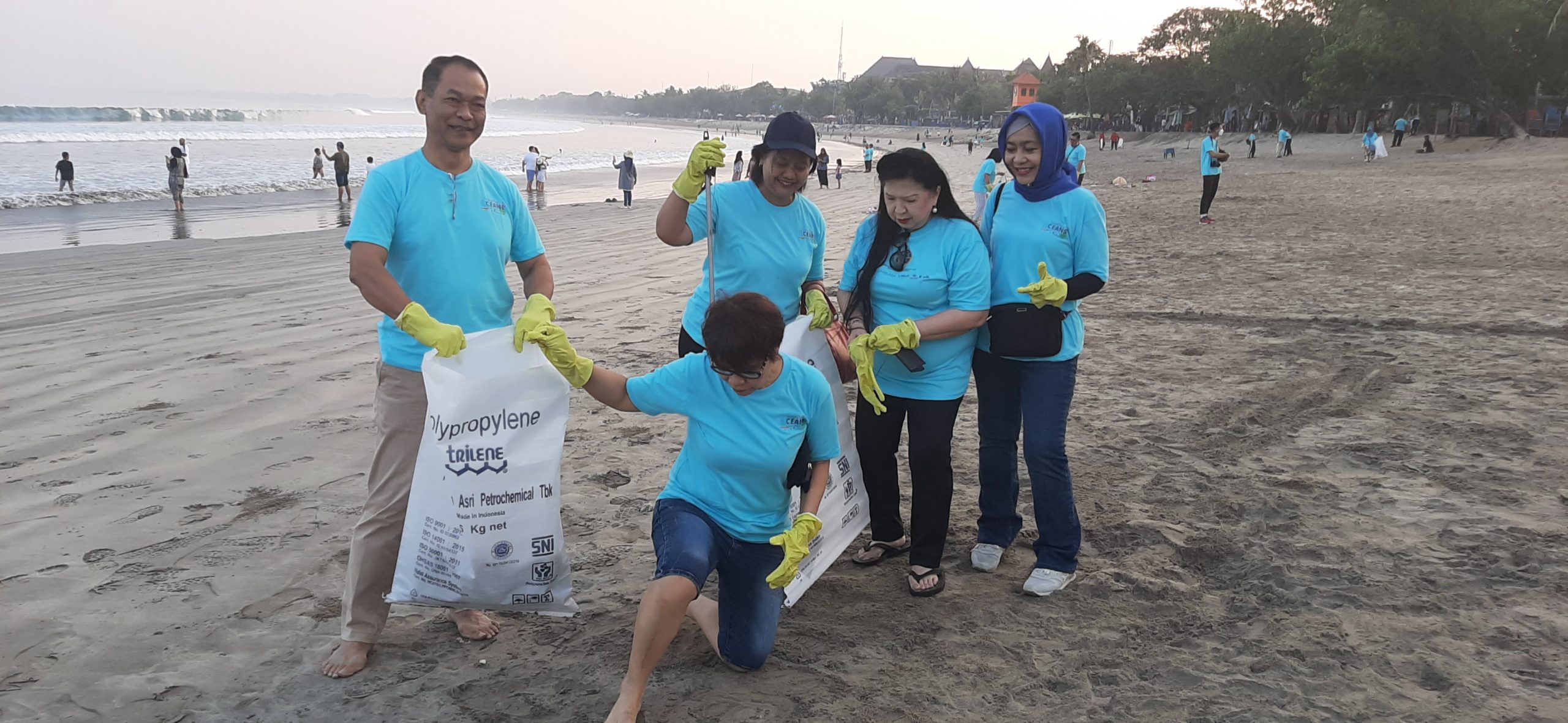Hubla, WIMA INA & Forwahub gelar Aksi Bersih di Pantai Kuta Bali ...