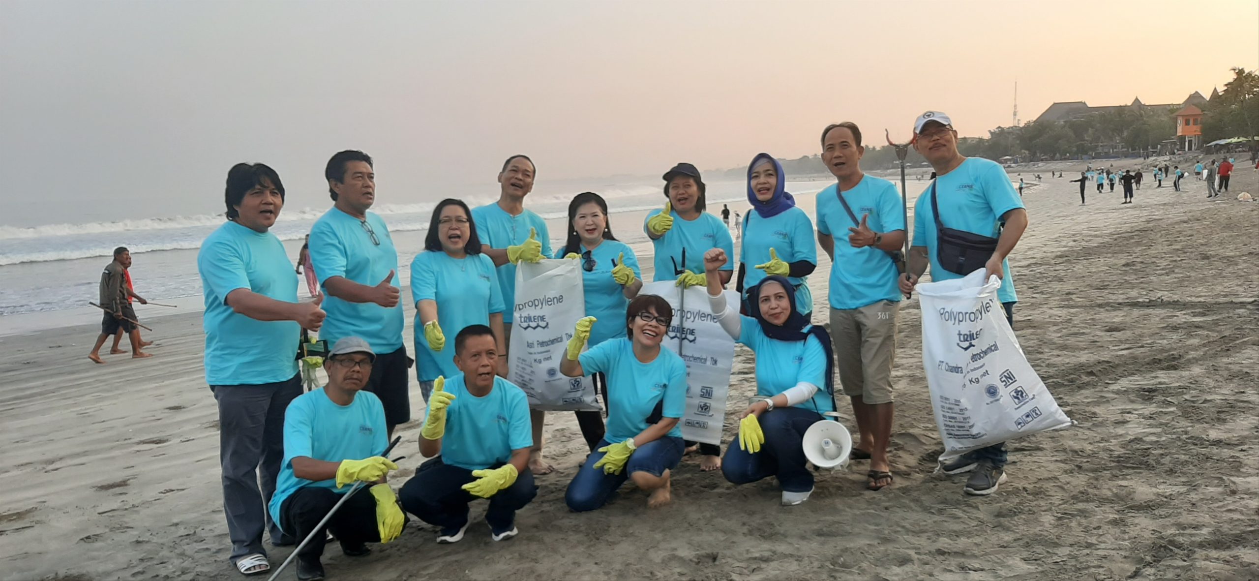 Hubla, WIMA INA & Forwahub gelar Aksi Bersih di Pantai Kuta Bali ...